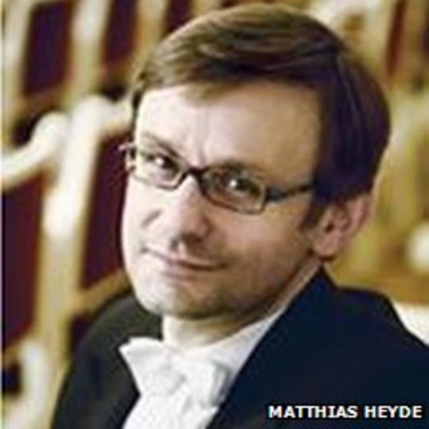 CBSO honours choral director Simon Halsey's 30 years - BBC News