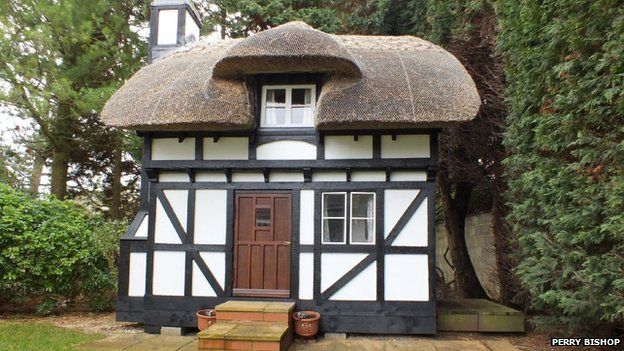 £6,500 thatched wendy house up for sale in Faringdon - BBC News