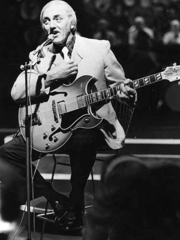 In pictures: Entertainer Stan Stennett dies at the age of 88 - BBC News