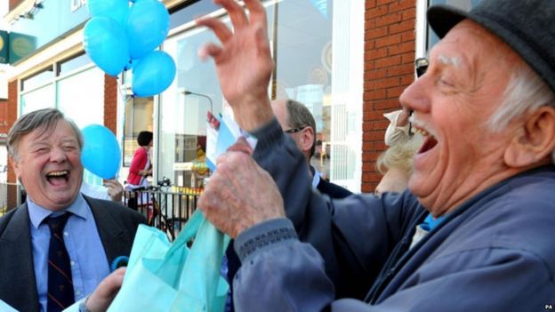 In pictures: Entertainer Stan Stennett dies at the age of 88 - BBC News