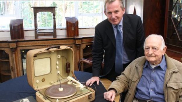 Elvis Presley record player to be auctioned in Cornwall - BBC News