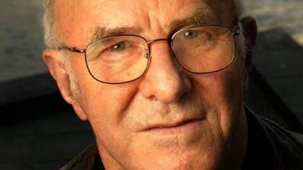 Clive James 'saying goodbye' through his poetry - BBC News