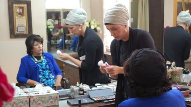 Rise of the 'secret' ultra-Orthodox Jewish beauty salons - BBC News