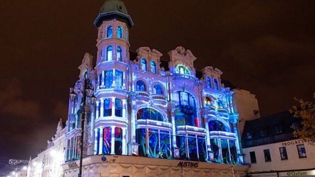Londonderry Lumiere light show a 'mesmerising experience' - BBC News