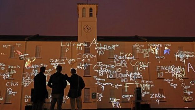 Londonderry Lumiere light show a 'mesmerising experience' - BBC News