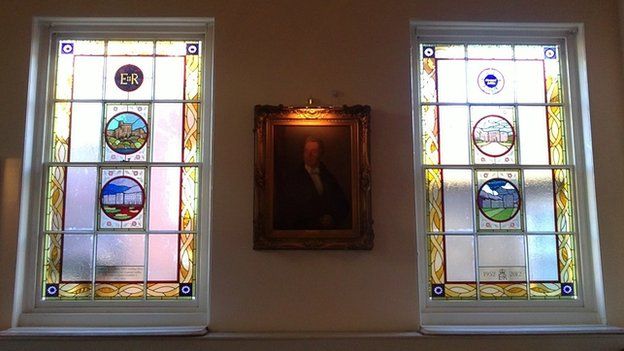 Queen unveils Diamond Jubilee windows at Windsor Guildhall - BBC News