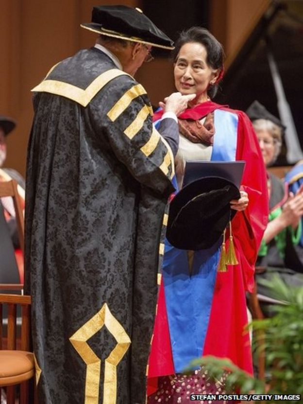 Day in pictures: 29 November 2013 - BBC News