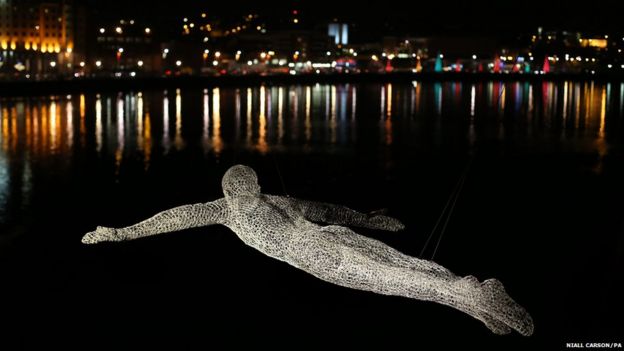 Day in pictures: 29 November 2013 - BBC News