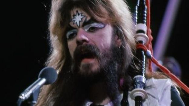 Five Christmas songs that never made it to number one - BBC News