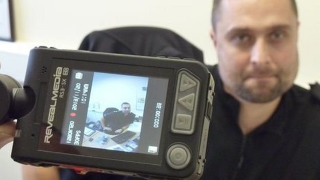 Metropolitan Police officers start wearing body cameras - BBC News