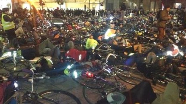 London cyclist deaths: Hundreds take part in 'die-in' protest - BBC News
