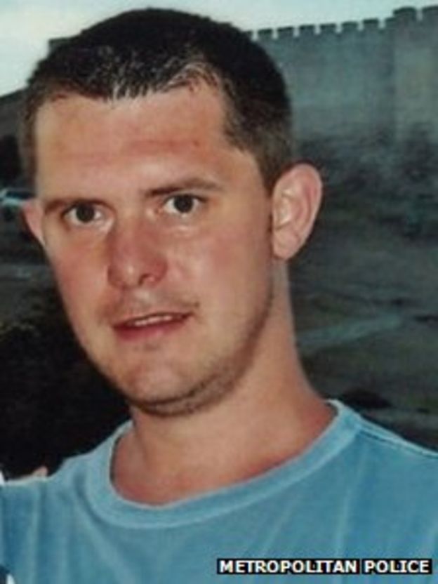 Christopher Foster murder: Three held over fatal stabbing - BBC News