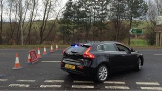 Driver dies in crash on Howwood to Lochwinnoch road - BBC News