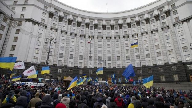 In pictures: Kiev protesters stand their ground - BBC News