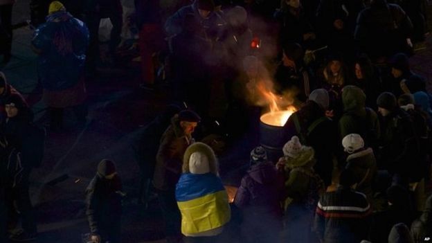 In pictures: Kiev protesters stand their ground - BBC News
