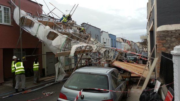 Scaffolding collapses in Bristol street - BBC News