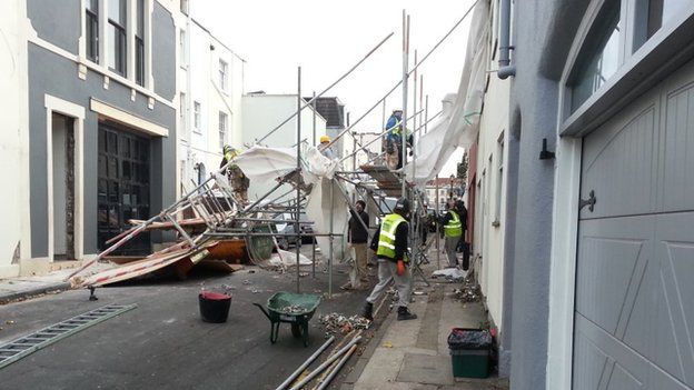Scaffolding collapses in Bristol street - BBC News