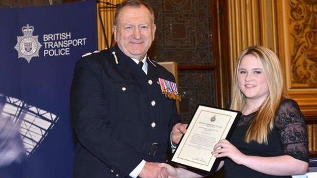 Emily McLeod honoured for helping Glasgow attack victim - BBC News