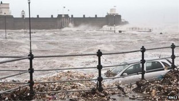 Flooding in New Brighton leaves cars and shops under water - BBC News
