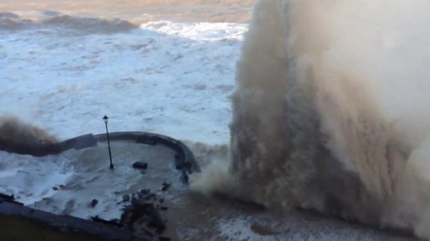 In pictures: Norfolk tidal floods - BBC News