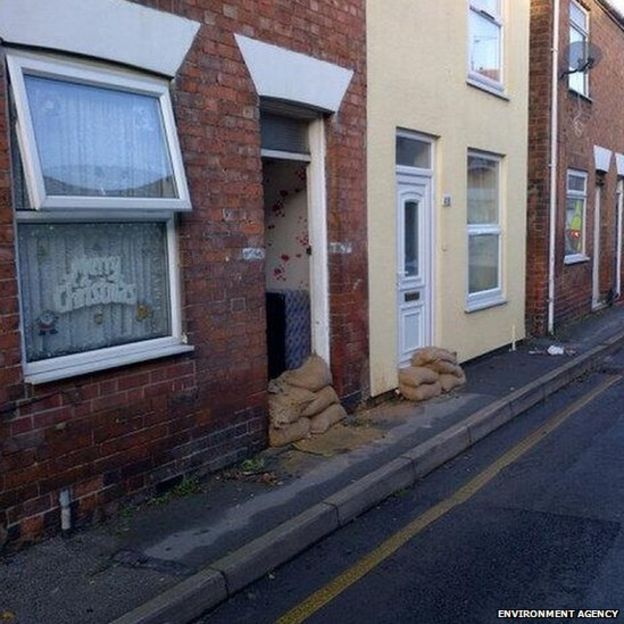 In pictures: Tidal surge floods Boston - BBC News