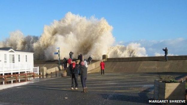 Suffolk floods: Tidal surge 'worse than 1953' - BBC News