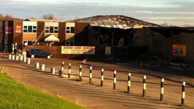 Banbury warehouse gutted by fire to be rebuilt - BBC News