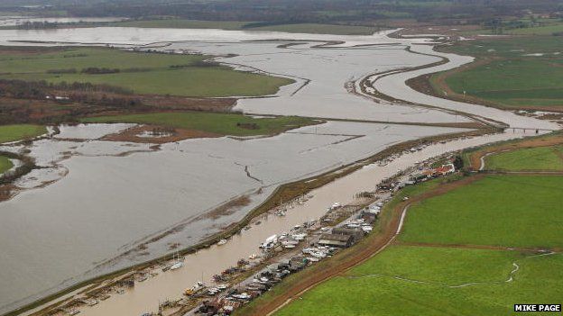 Suffolk floods: Pubs in Southwold and Snape count the cost - BBC News