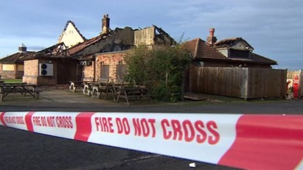 Gamston pub fire: Inspection hampered by smouldering roof - BBC News