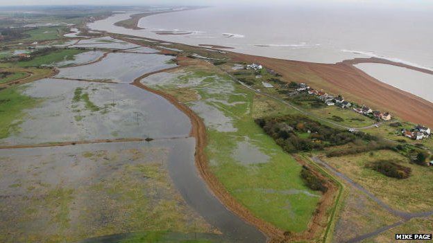Suffolk floods: Pubs in Southwold and Snape count the cost - BBC News