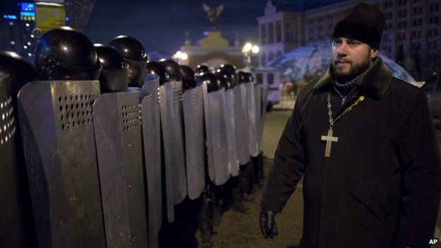 Kiev riot police retreat after storming protest bastions - BBC News