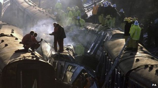 Clapham rail disaster: Ex-firefighter remembers train crash - BBC News