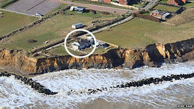 Norfolk surge: Happisburgh house owner's 'stiff upper lip' - BBC News