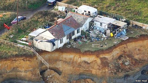 Norfolk surge: Happisburgh house owner's 'stiff upper lip' - BBC News