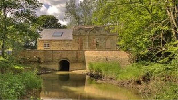 Rare 18th Century two-wheeled waterwheel restored in Somerset - BBC News