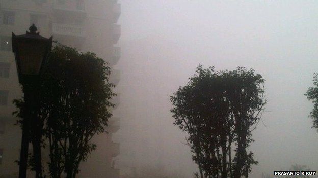North India engulfed by winter's first fog - BBC News