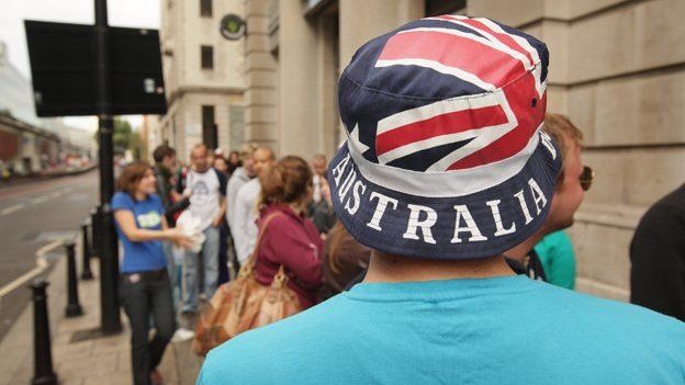 London mayor Boris Johnson backs UK migration report - BBC News