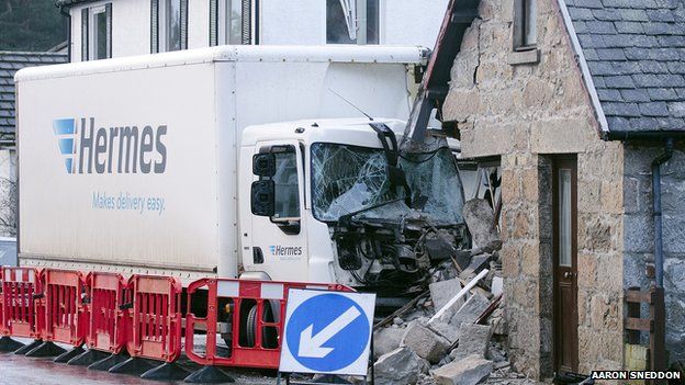 Lorry crashes into house in Carrbridge in the Highlands - BBC News