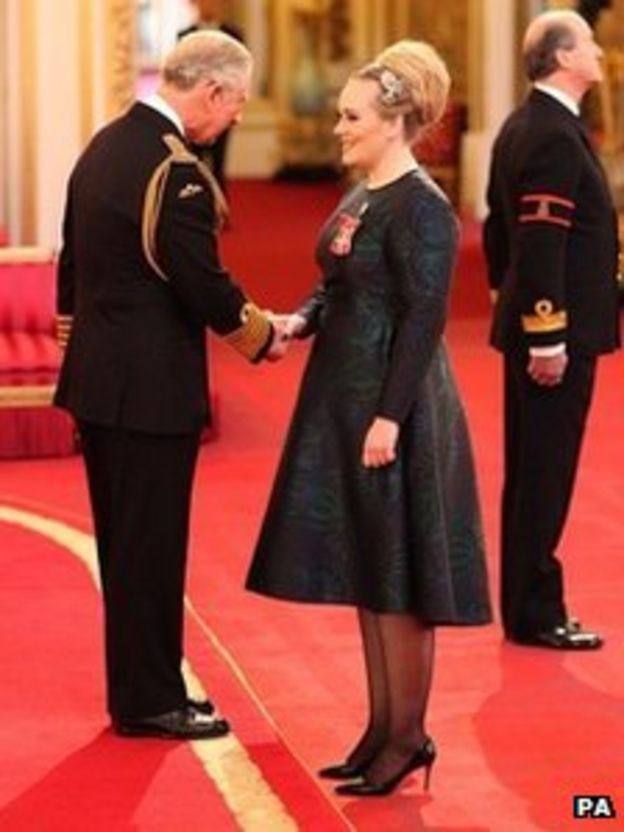 Singer Adele awarded MBE at Palace - BBC News