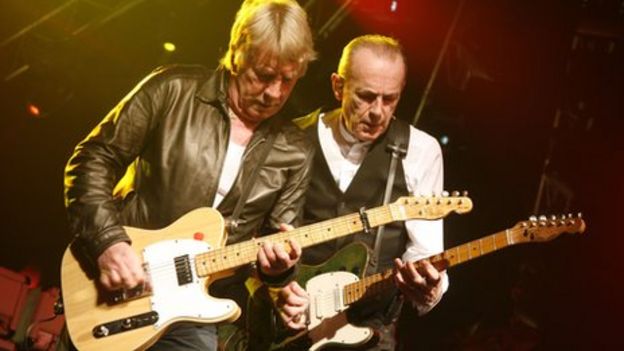 Pobl y Bryn yn cefnogi Status Quo yn Llangollen - BBC Cymru Fyw