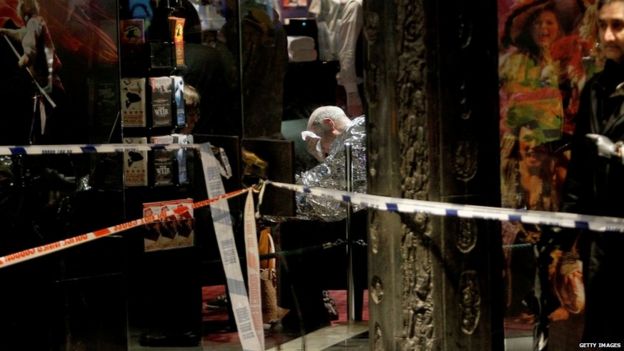 In pictures: Apollo Theatre ceiling collapse - BBC News