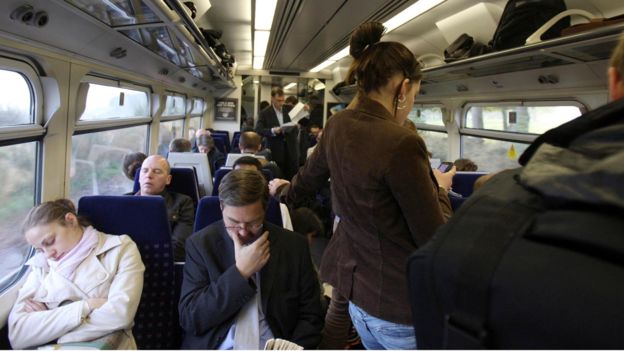 Two-hour daily commute 'on rise among UK workers' - BBC News