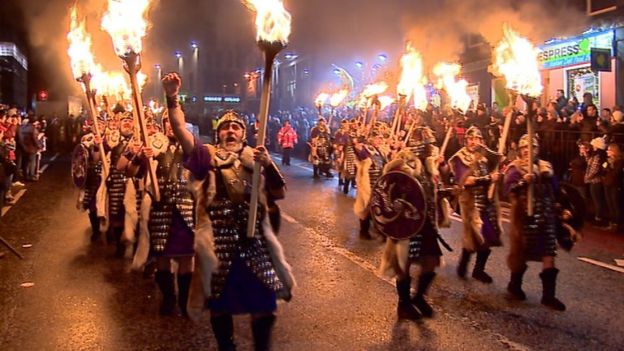 In pictures: Torchlight procession in Edinburgh - BBC News