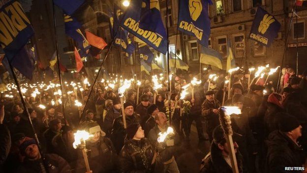 Ukraine's far-right Svoboda party hold torch-lit Kiev march - BBC News