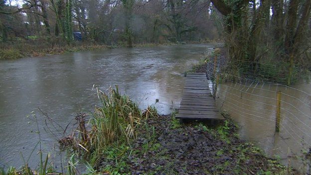 Untreated sewage enters Hampshire's River Itchen - BBC News