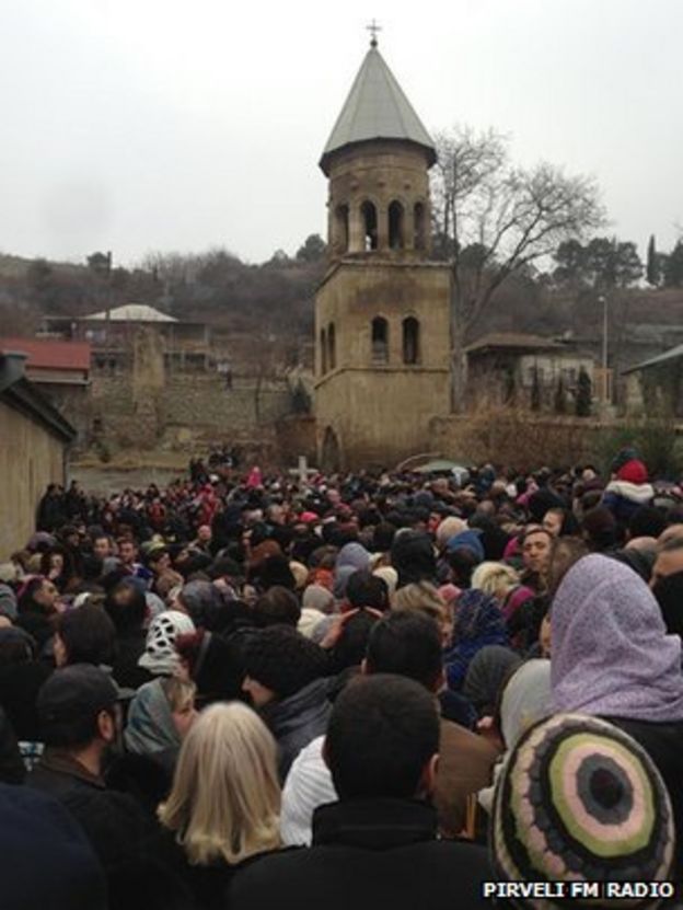 Georgia: Pilgrims seek wish fulfilment at monk's tomb - BBC News