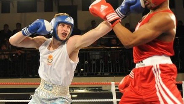 Frank Warren signs steelworker Simon Barclay - BBC Sport