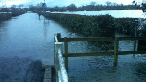 Work starts on flood defences in Purley-on-Thames - BBC News