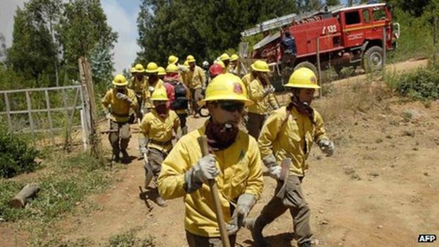 Chile forest fires spark health alert as smoke spreads - BBC News