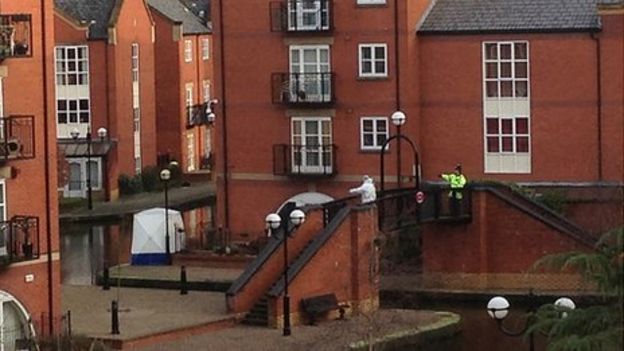 Man's body found in Manchester city centre canal - BBC News